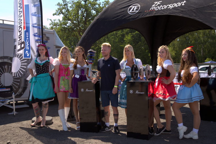 Dirndl Contest auf der BMW Scene Show 2019 - BMW Scene LIVE: